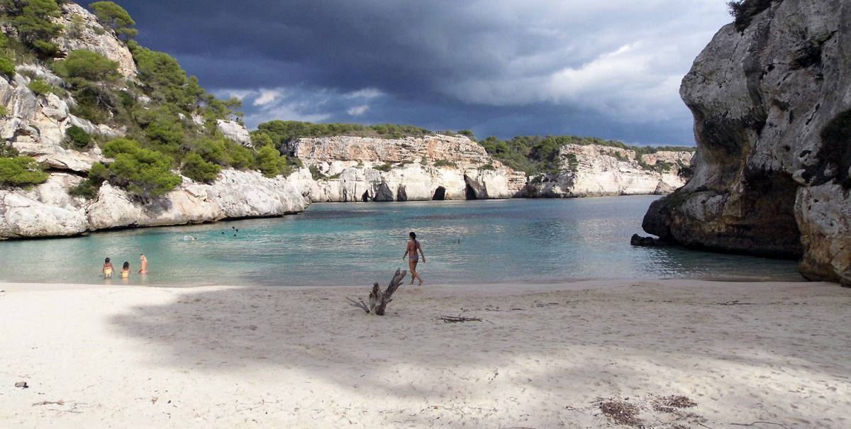 Besuchen Sie Menorcas Cala Macarella für ruhiges türkisfarbenes Wasser ...
